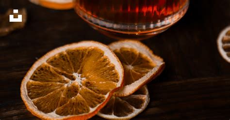 오렌지 슬라이스가있는 액체 한 잔 사진 Unsplash의 무료 마시다 이미지