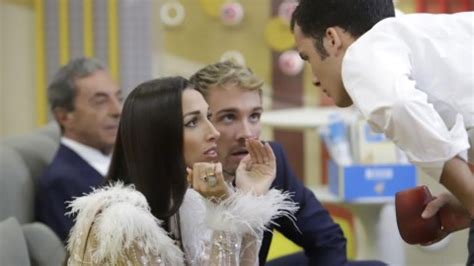 Grande Fratello Vip Si Vede Tutto La Regia Non Censura L Incidente Hot