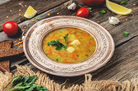 나무 배경에 야채와 수제 채식 렌즈 콩 수프 인도 채식 요리 음식 조리법 배경 클로즈업 0명에 대한 스톡 사진 및 기타 이미지 Istock