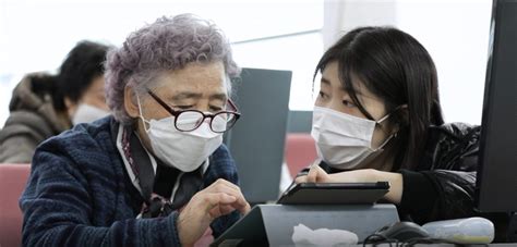 Cj올리브네트웍스 시니어 디지털 리터러시 교육 진행 모습 Cj미디어라이브러리