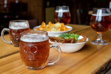 맥주와 맥주 스낵이 있는 머그잔 소스 생선 채소를 곁들인 옥수수 칩 0명에 대한 스톡 사진 및 기타 이미지 0명 Ale
