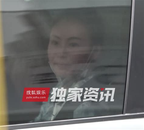 独家：张柏芝和弟弟驾车香港街头 遇摄影师尴尬 搜狐大视野 搜狐新闻
