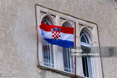 クロアチアの旗はトロギールの中世建築の窓の前で風になびく カラー画像のストックフォトや画像を多数ご用意 カラー画像 クロアチア