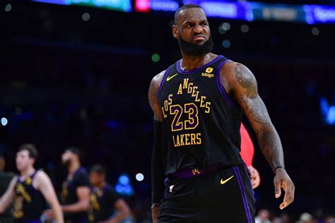 Lebron James Makes Absurd Shot In Hornets Lakers Game Fastbreak On