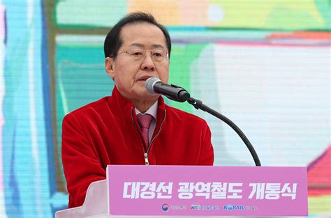 大邱市长洪准杓24日表示朴槿惠前总统被弹劾时宪法裁判所决定后也开始了刑事程序据我所知宪法裁判所审判和刑事程序并存时刑事程序将