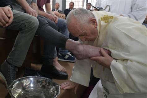 El Papa Francisco lava los pies a 12 reclusos de una cárcel de Roma