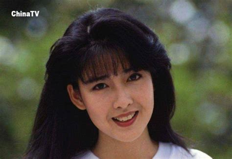 不老女神！51岁周慧敏开演唱会一点不含糊，颜值身材双双在线