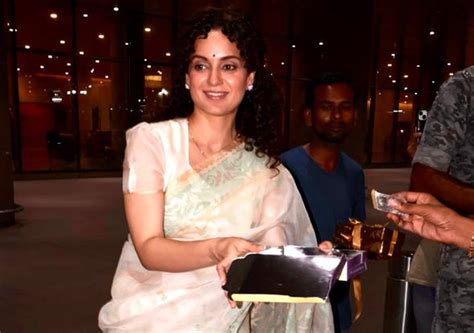 Kangana Ranaut Distributes Sweets To Paps कंगना रनौत के चेहरे से टपकी