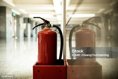 현대적인 건물의 소화기를 가까이서 닫습니다 벽에소화기의 반사가 있다 소화기에 대한 스톡 사진 및 기타 이미지 소화기 0명 건축물 Istock