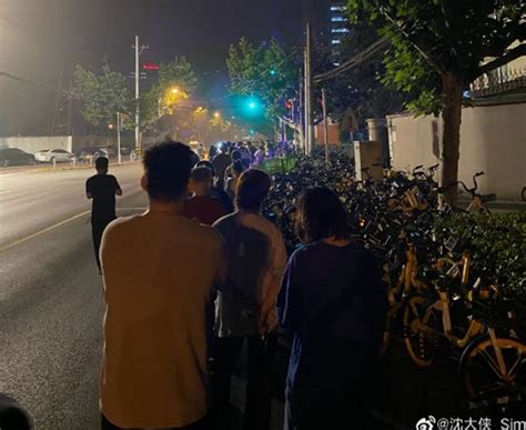 上海解封是假的？居民半夜2點還在排隊做核酸