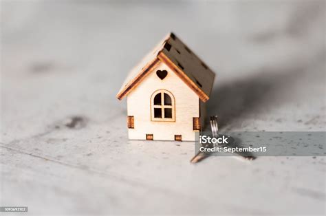 잠금 및 키 회색 배경에 나무 집의 모델 모기지 개념입니다 선택적 초점 가격에 대한 스톡 사진 및 기타 이미지 가격 개념