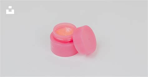 흰색 표면에 분홍색 플라스틱 둥근 뚜껑 사진 Unsplash의 무료 분홍색 이미지