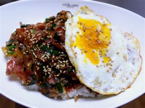 간단한 저녁 메뉴 달콤한 양파소스를 올린 베이컨 덮밥 만드는 방법 요리 밥 채식 요리