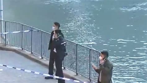 香港一女子怕婴儿声吵醒丈夫，将女婴从天桥抛下致死，亲友为其求情，法院判处两年感化令凤凰网视频凤凰网