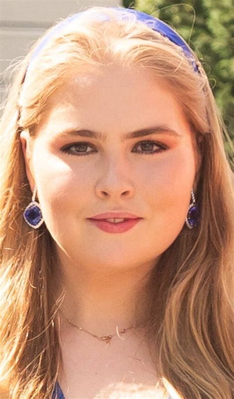 Prinsesse Amalia I Kongeblå Frynsekjole Og Sex And The City Sko Billed Bladet