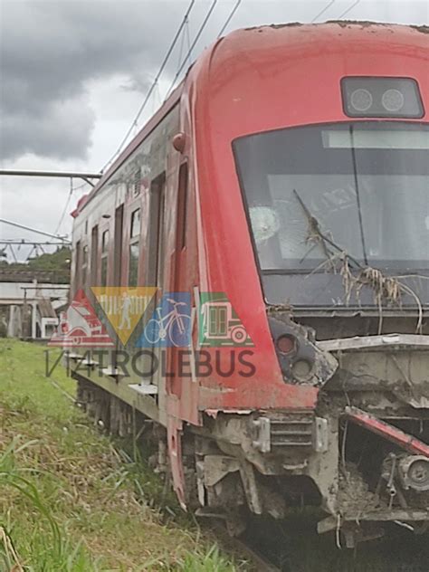 Partes Do Trem Da Cptm São Retiradas Do Local Do Deslizamento