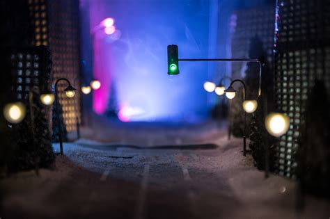 도로와 조명이있는 작은 미니어처 도시 겨울에 밤에 눈 장식 귀여운 작은 집 크리에이티브 홀리데이 컨셉 크리스마스와 새해 속성 장식 구성 거리에 대한 스톡 사진 및 기타