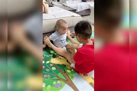哥哥脚踩弟弟胳膊喂芒果，弟弟乖巧配合，真是一物降一物弟弟胳膊芒果