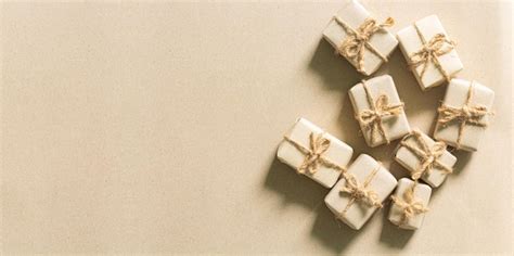 Cajas de regalo de navidad envueltas en papel kraft marrón Foto Premium