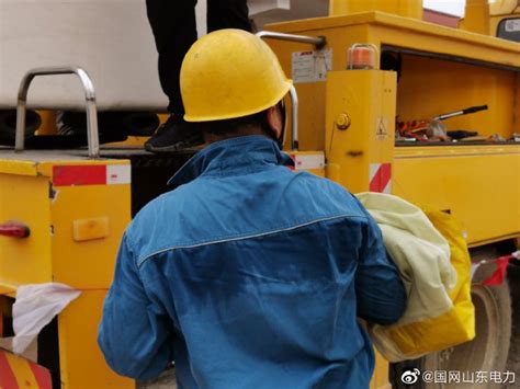 国网莱阳市供电公司带电作业实施带电断接引线，保障客户夏季可靠用电 铜马电力