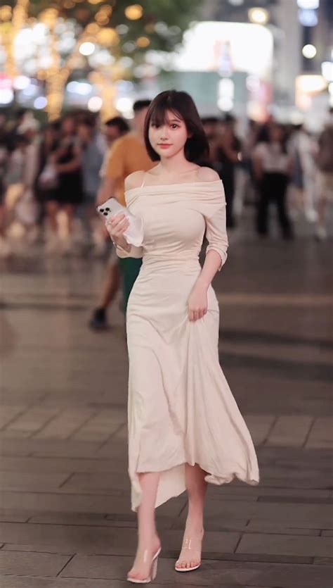 翻版大妈女神”魔鬼身材比本尊吸睛 男士蜂拥求合照！ 马来西亚诗华日报新闻网