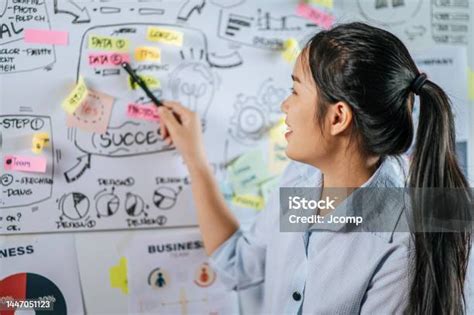 젊은 일하는 여성이 선상에서 프로젝트 계획을 발표합니다 금융에 대한 스톡 사진 및 기타 이미지 금융 사람들 설계도 Istock