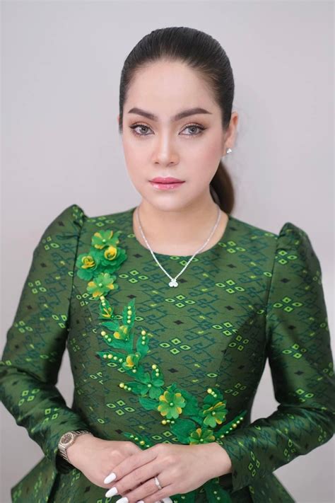 ទម្រង់មុខកូនកាត់មែន កូនស្រី ខៀវ សានសាណា ស្លៀកឈុតរបាំស្រស់ស្អាតខ្លាំង Khmerload Cambodia