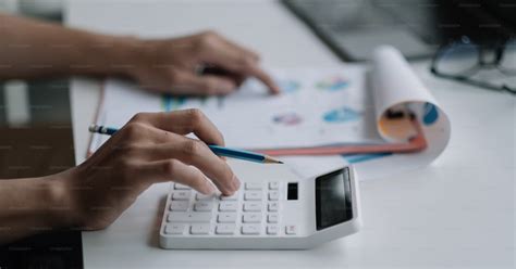 분석 마케팅 계획을 위해 계산기를 사용하여 사업가를 닫고 회계사는 재무 보고서를 계산하고 그래프 차트가 있는 컴퓨터를 계산합니다 비즈니스 재무 및 회계 개념 사진