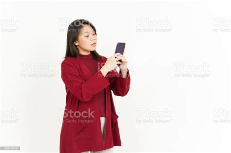 흰색 배경에 고립 된 빨간 셔츠를 입고 아름다운 아시아 여성의 스마트 폰을 잡고 사용 20 24세에 대한 스톡 사진 및 기타