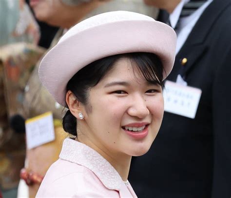 写真・図版（1枚目） 愛子さま 紀子さまへのごあいさつは、ひかえ目な「引き算メイク」とふんわりリボン 内親王の美しい心遣い Aera