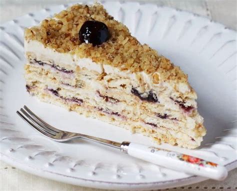 Рецепти прелитащи през океана Бисквитена торта с маскарпоне и сладко от боровинки Yummy Cakes