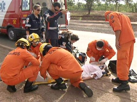 Jovem é atropelada ao tentar atravessar a pista no Gama DF1 G1