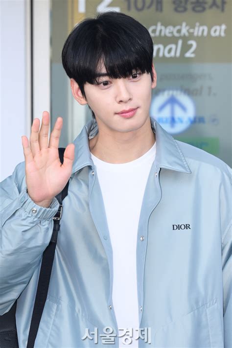 차은우 달콤한 손 인사 Se★포토 서울경제