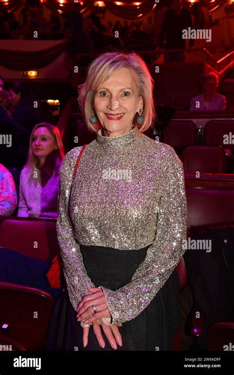 Diana Sandmann 1 Winterprogramm Von Zirkus Krone Farbenspiel