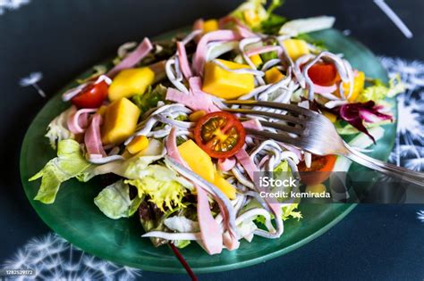 다양한 재료로 여러 가지 빛깔의 건강한 샐러드를 닫습니다 과일 채소 및 단백질 샐러드에 대한 스톡 사진 및 기타 이미지 샐러드 햄 0명 Istock
