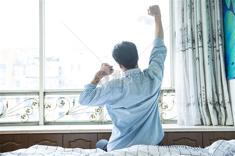 青年男性起床高清图片下载 正版图片501159813 摄图网