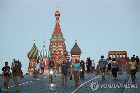 행인들의 발길 잦아진 모스크바의 붉은 광장 연합뉴스
