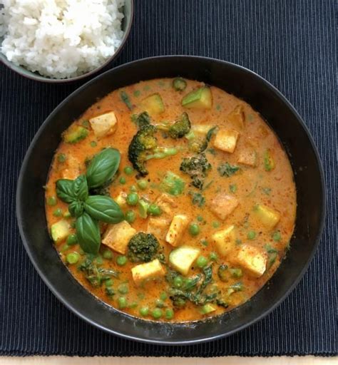 תבשיל קארי טופו וירקות ירוקים