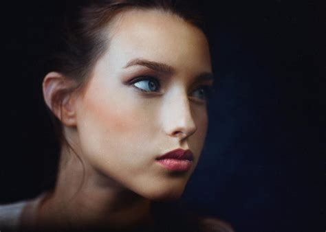 Обои голубые глаза модели глядя от Bradeya картинки на рабочий стол и заставки