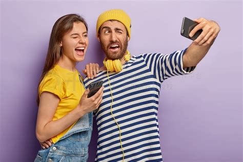 积极高清图片 积极的男女眨眼睛在手机摄像头前摆姿势为互联网博客拍照自拍表情高兴 产品实拍免费下载 jpg格式 编号51392601 千图网