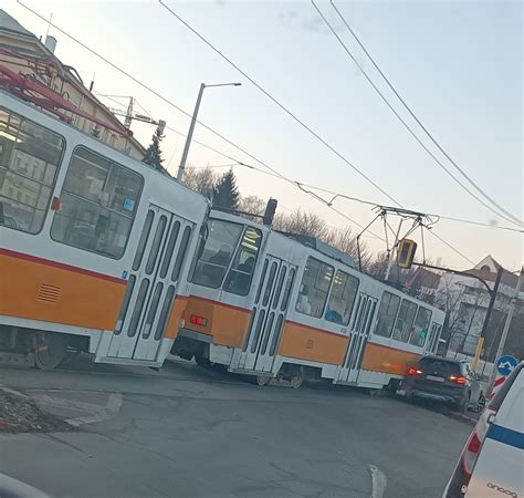 Трамвай и кола се удариха на оживен булевард в София Информационна