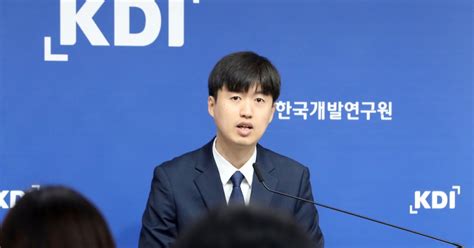 근로시간 줄었지만…한국 Oecd 평균보다 연 181시간 더 일한다
