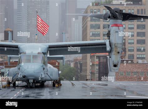 The Wasp Class Amphibious Assault Ship Uss Kearsarge Docked In New York
