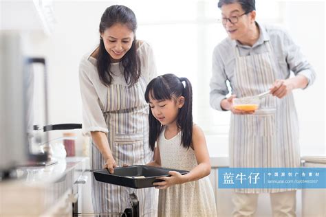 快乐小女孩和爷爷奶奶在厨房制作饼干 蓝牛仔影像 中国原创广告影像素材