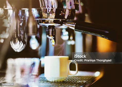 커피를 양조하는 에스프레소 머신 커피숍에서 안경에 쏟아지는 커피 커피 머신에서 쏟아지는 에스프레소 0명에 대한 스톡 사진 및 기타 이미지 Istock