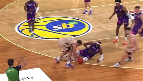 Sydney Kings Coach Ejected And Kouat Noi S Nose Busted In Wild Finish