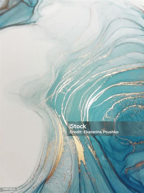 알코올 잉크 기술의 아름다운 고급 추상 유체 예술 그림 파란색과 청록색 페인트의 혼합물 대리석 돌 컷의 모방 빛나는 황금 정맥