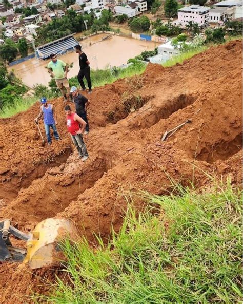 Rastro de destruição mais de mil pessoas desalojadas e mortas após chuvas