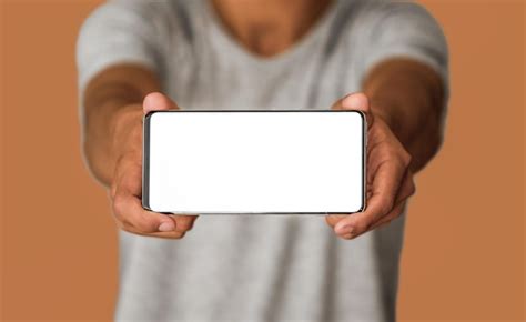 Tenant Une Maquette De Smartphone Décran Vide Photo Premium