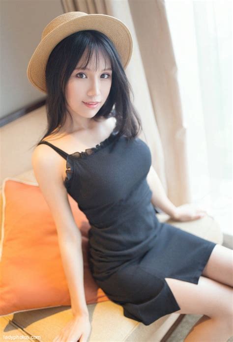 美女模特李可可巨乳爆棚 真空半裸为世界杯喝彩 魅写真